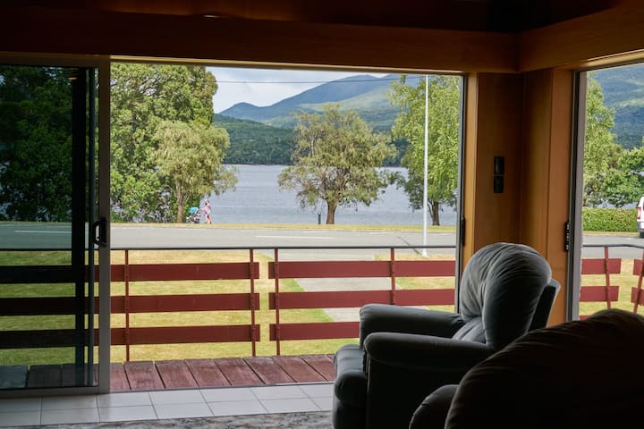 Lake Front House With Mountain Views - Te Anau