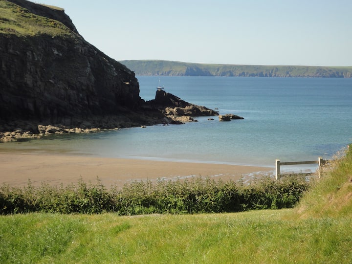 Rose Cottage - Beachfront Location - Pembrokeshire