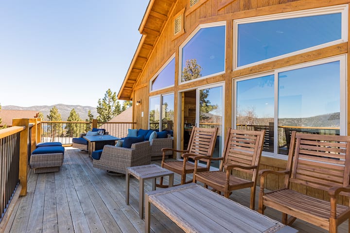 Sky High Epic Lake Views, Theater, Hot Tub - Big Bear Lake, CA