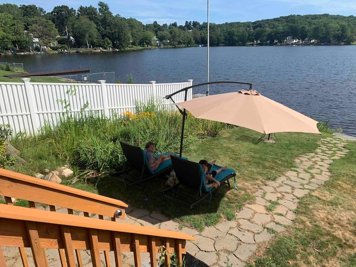 Waterfront House With Scenic View Of The Lake - Bristol, CT