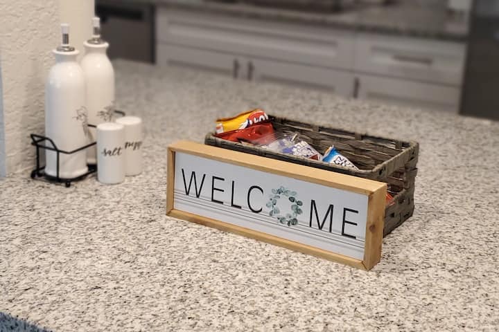 Beautiful Renovated Duplex Minutes From The Beach! - Clearwater, FL