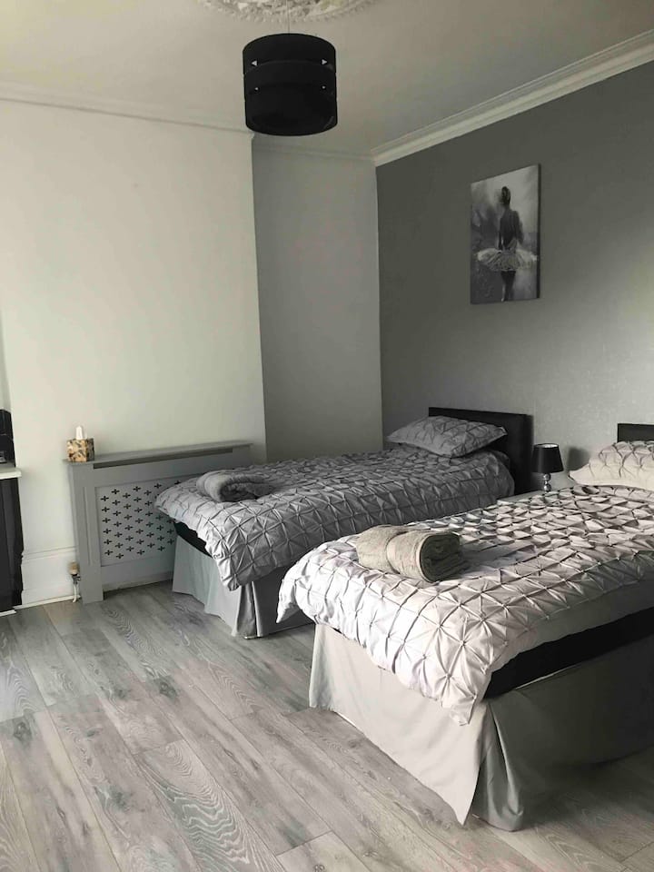 Spacious Twin Room - Southsea