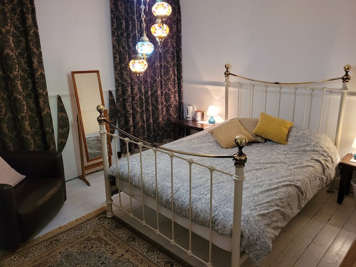 Georgian Retreat Entire Place Option 2 Guests - Leek