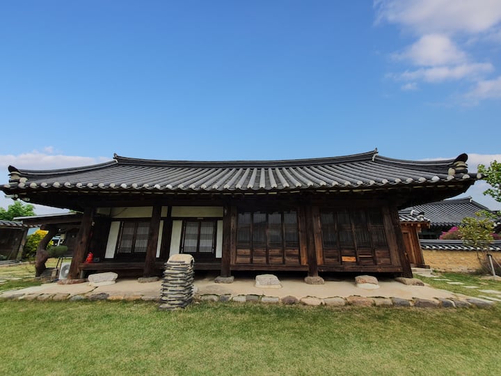 450년 역사의 문화재 지정 한옥, 충의당 사랑채 - Gyeongju-si