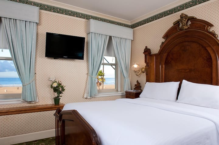 Deluxe King Oceanfront, Boutique Inn - Newport Beach, CA