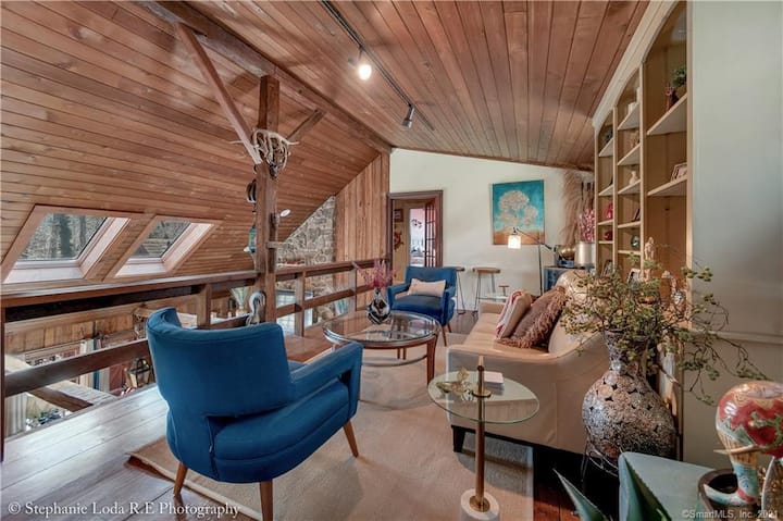 Secluded Shoreline Lodge Near Beach, With Hotub! - Branford, CT