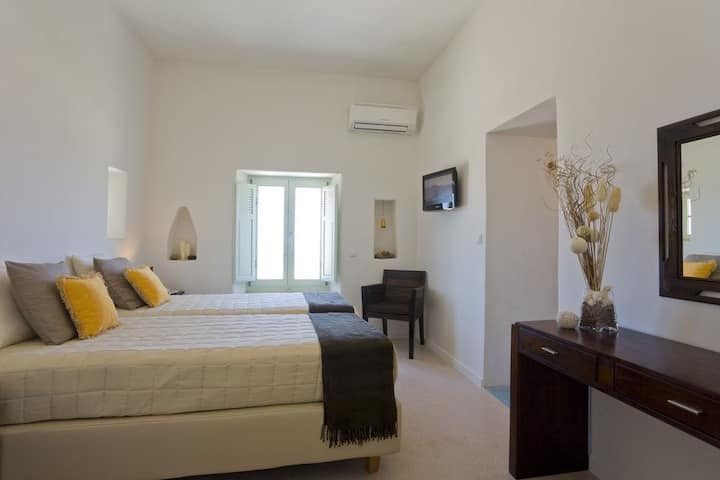 R 933 Aileen Villa With Garden View, Outdoor Jacuzzi & House Wine And Fruit Basket Upon Arrival - Br - Santorin