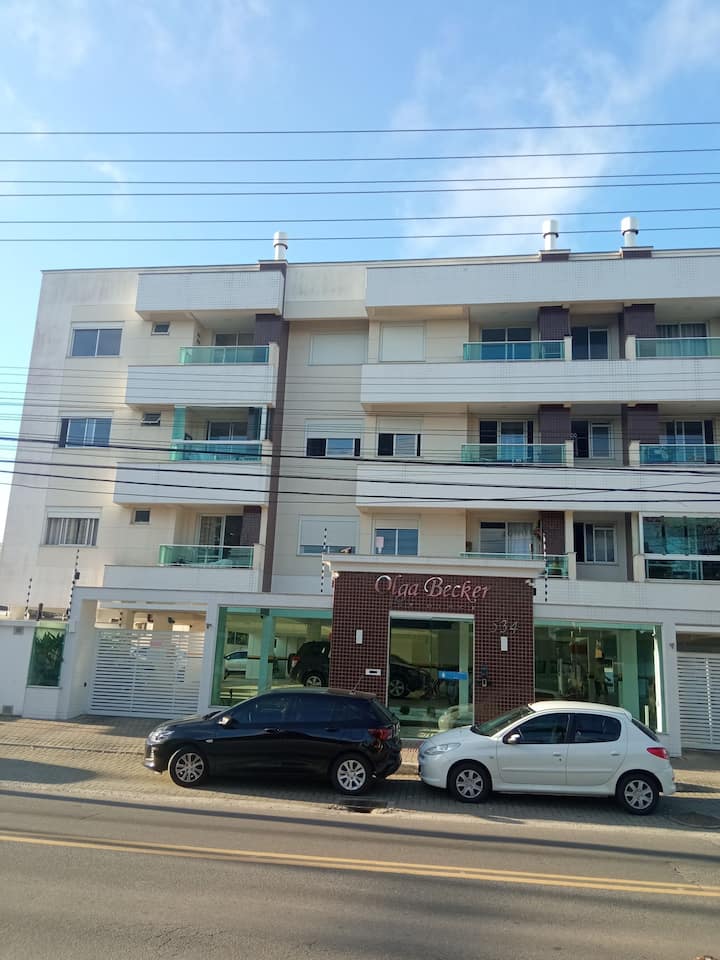 Excelente Apartamento Em Canasvieiras, Mobilia Nova, Wi-fi, Ar Condicionado, Garagem Coberta, Localização Estratégica. - Florianópolis