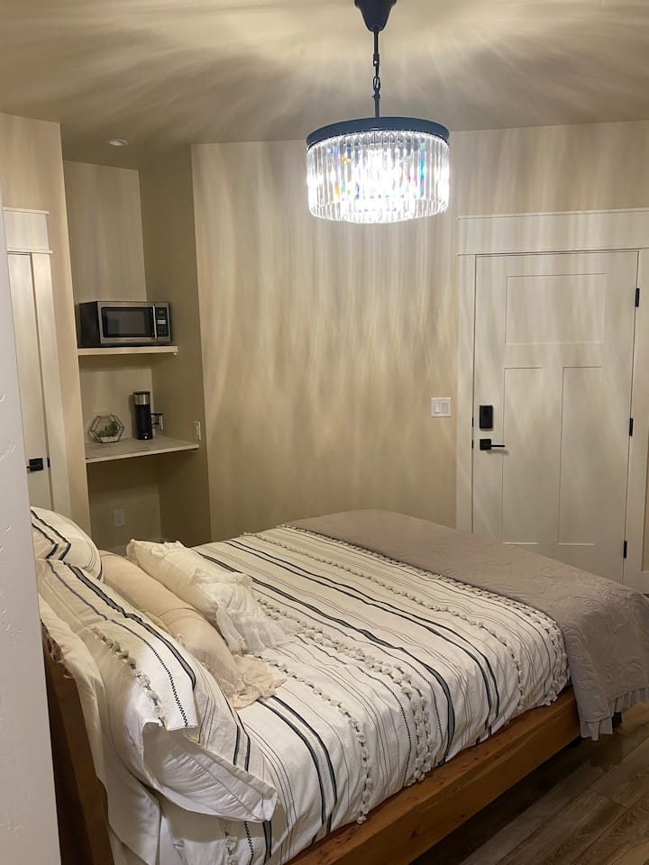 Grand Idaho Bedroom Guest Suite - Jerome, ID
