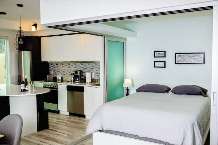 Urban Downtown Getaway With Secure Parking - Kelowna