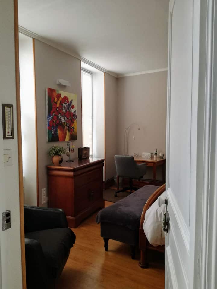 Chambre De Charme Classique Et Confortable. - Rochefort