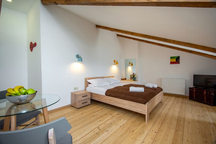 Studio Mansard Apartment Next To "Fabrika" - Tbilisi