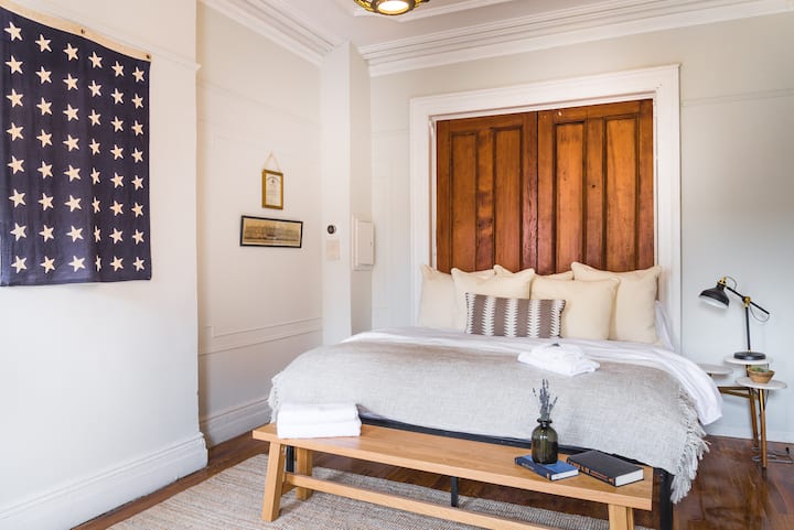 Gordy’s Place For Large Groups 8rms, 5bth, 24+beds - Crown Heights, NY