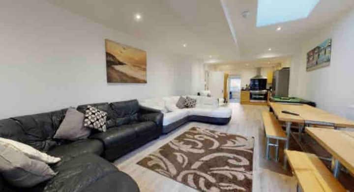 Myrtle, 9 Bedrooms Sleeps 28, 2 Mins To Beach - Dorset