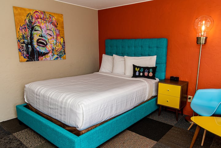 Deluxe Queen Room @ Uniquely Retro Motor Lodge - Salida, CO