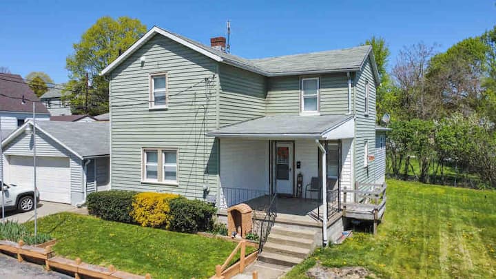 Updated Border Oh/pa-4 Bed Home - Brookfield Township, OH