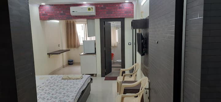 Well Lit, Amazing Surroundings - 德里