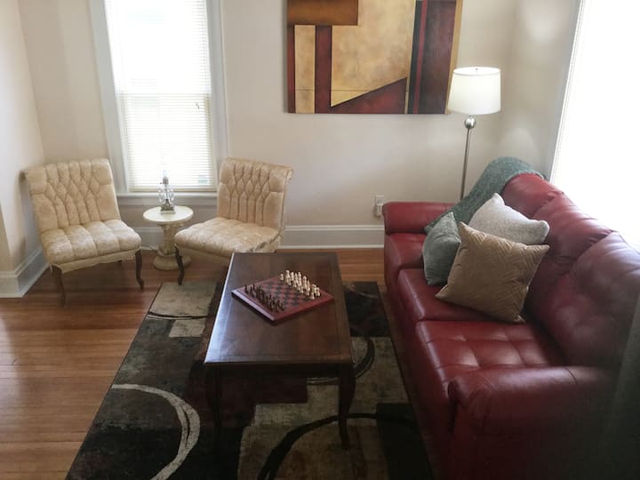 Victorian! Pro Cleaned, Self Check In - Sleeps 10 - Kenosha, WI