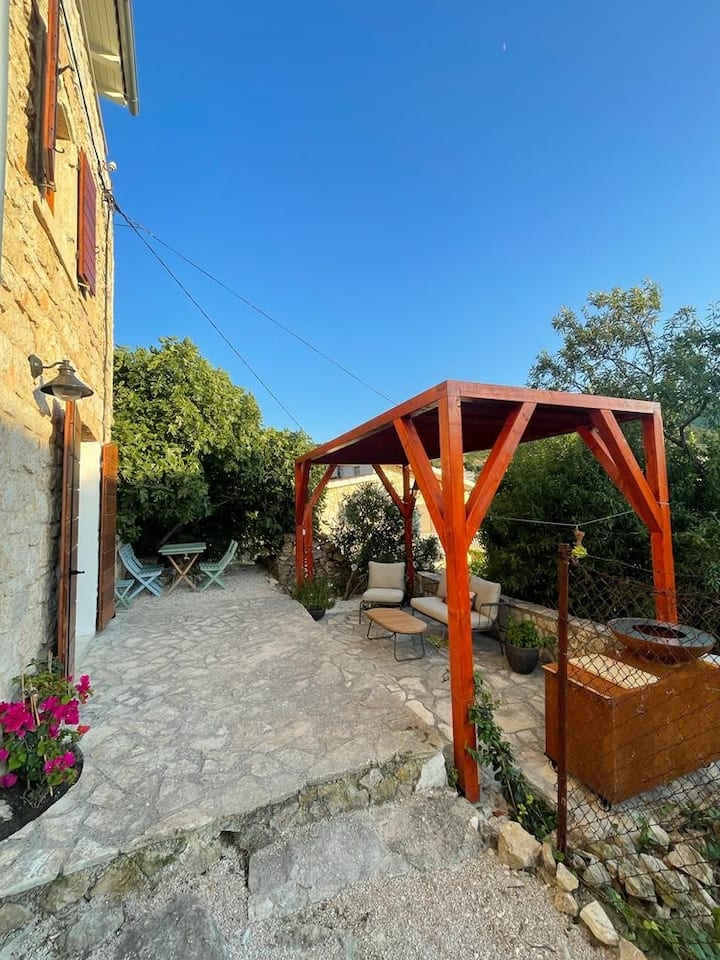 Point Of View, Traditional Stone House, Vis - Vis