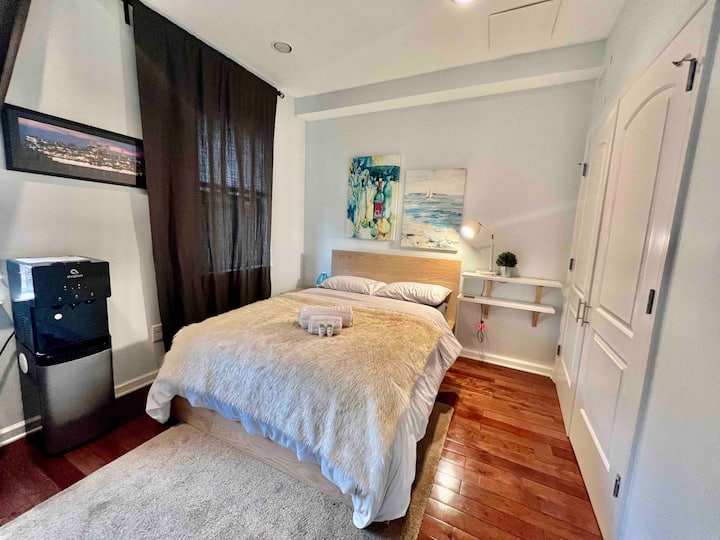 Studio-like Private Room - 1 Block From Geno’s - Philadelphia, PA