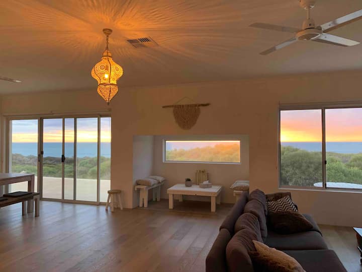 Oceanfront Tranquility: Luxe Modern Retreat - Dongara