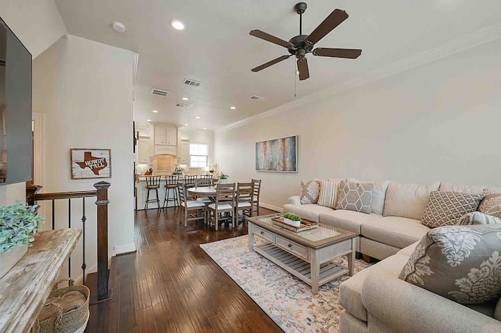 Northgate Nest Cozy 2br 3ba Office Steps From A&m - College Station, TX