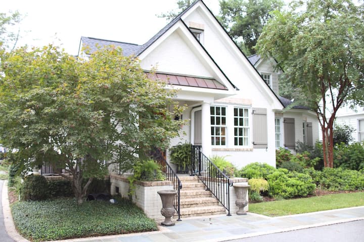 Charming Heathwood Home-ideal Location In The City - Columbia, SC