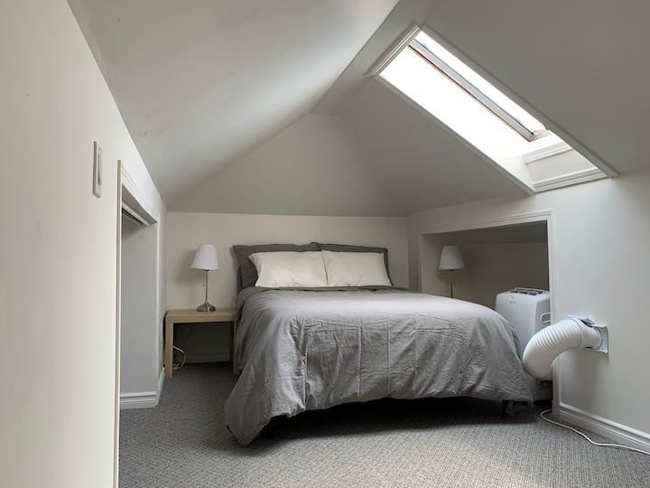 Upper Loft Style 1br Suite In Tillicum Home - Saanich