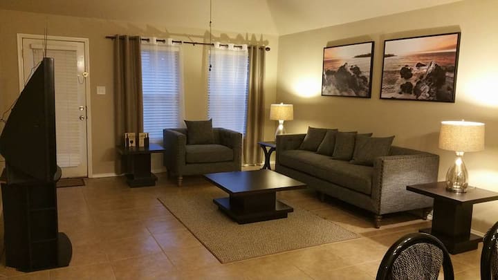 Aloha Home By Joe Pool Lake. Entire Home Rental - Grand Prairie, TX