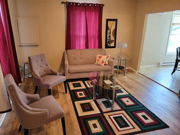 Very Central Moncton Cozy House With A Back Lawn - Moncton
