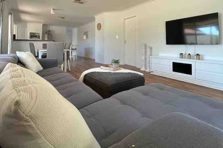Cheerful 3 Bedroom Entire Home With Free Parking - Mindarie