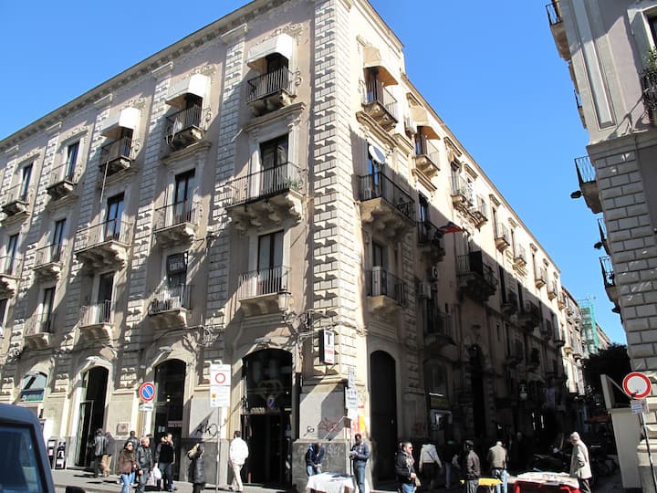 Centralissimo Con Buon Gusto In Palazzo Storico - Catania