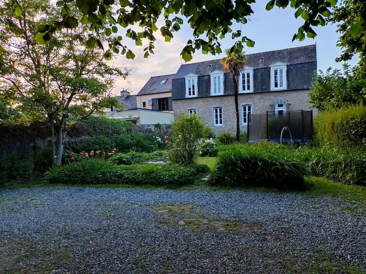 Dinan : Villa Familiale Avec Grand Jardin Xixème - Dinan