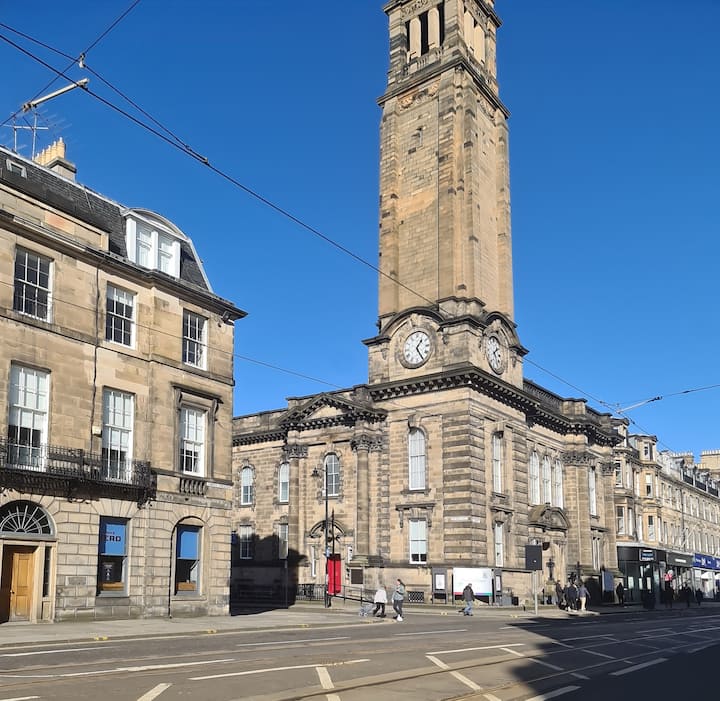 Very Central, Large 1 Bedroom Apartment - Sleeps 4 - Edinburgh