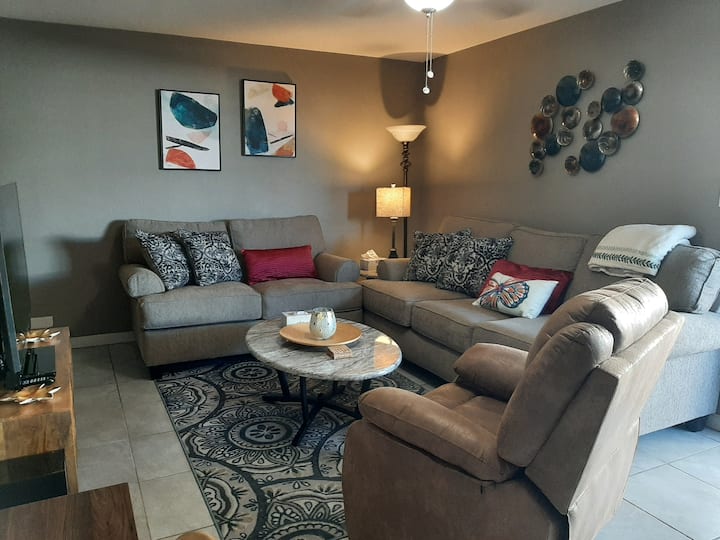 Comfortable Home Away From Home. 3bdrm Twnhse - Glendale, AZ
