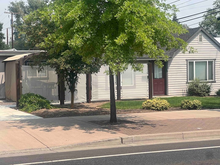Downtown Redmond Bungalow W/garage - 4 Guests - Redmond, OR