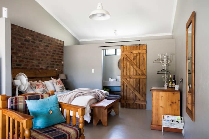 Josephine Studio Cottage & Hot Tub @ Under Oak - Wolseley