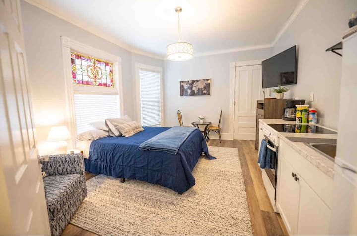 Cozy Vibrant Studio - Perfect For Long Term Stays - Rochester, NY