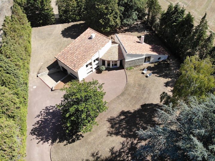 Grande Maison Sur Terrain Arboré Avec Spa Nordique - France