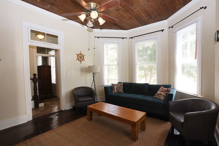 🏰The Sand Castle🚶‍♂️to Strand Bluetooth🔈bbq🔥balcony - Galveston