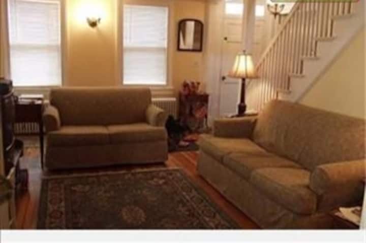 Walk To Track And Downtown! Sleeps 10! - Saratoga Springs, NY