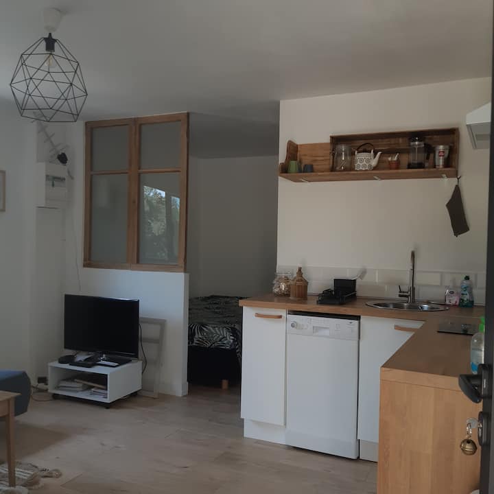 Studio Indépendant, En Forêt, 10mn Aix,+animaux. - Gardanne