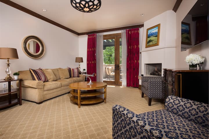 Stunning Suite + Balcony | Onsite Spa & Pool - Vail, CO