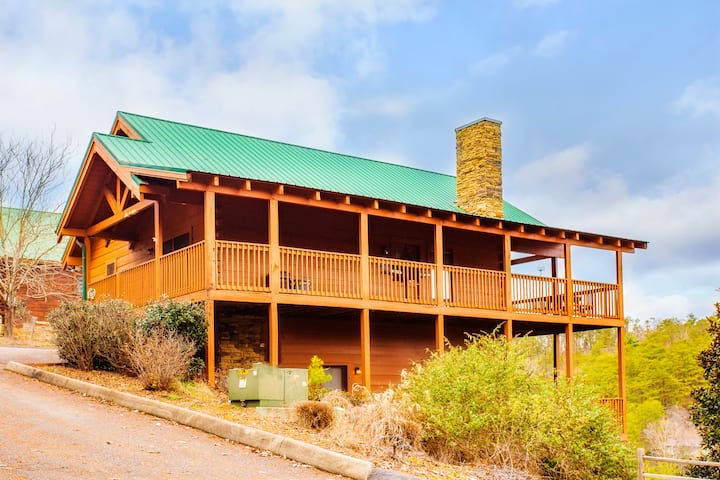 Location! Eagle's Pointe - Views - Spa - Game Room - Pigeon Forge, TN