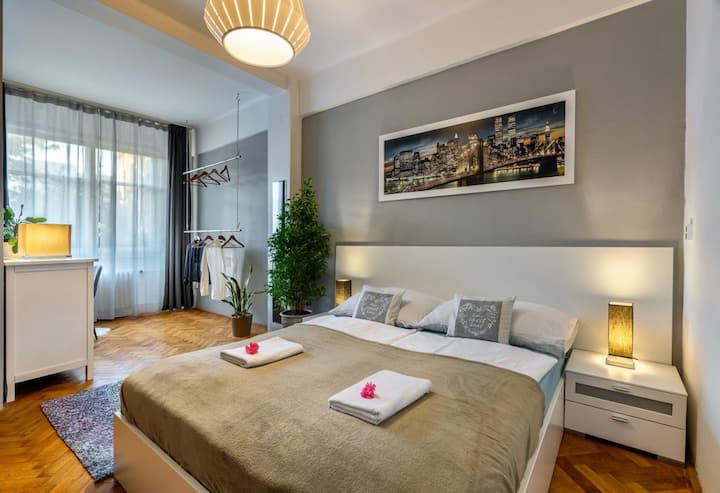 A Room In A Narrow House Overlooking The Courtyard - Praga