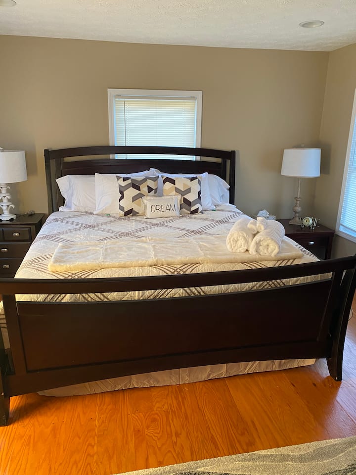 Spacious Mid Centuryapartment At The Farmhouse - Dayton, OH