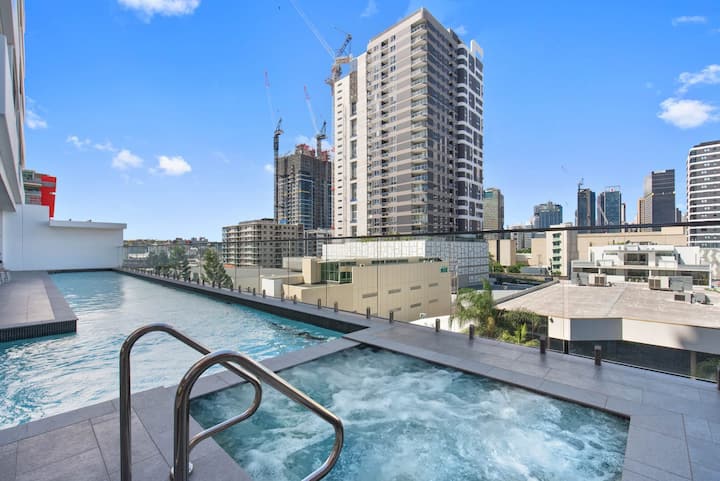 Mountain View 1br W/ Parking, Gym, Pool & Spa - Brisbane