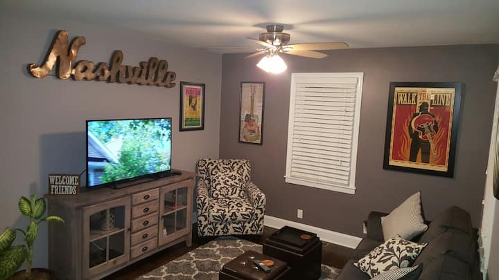 Cozy 3br Home With A Trendy Design Min 30 Days - Nashville, TN