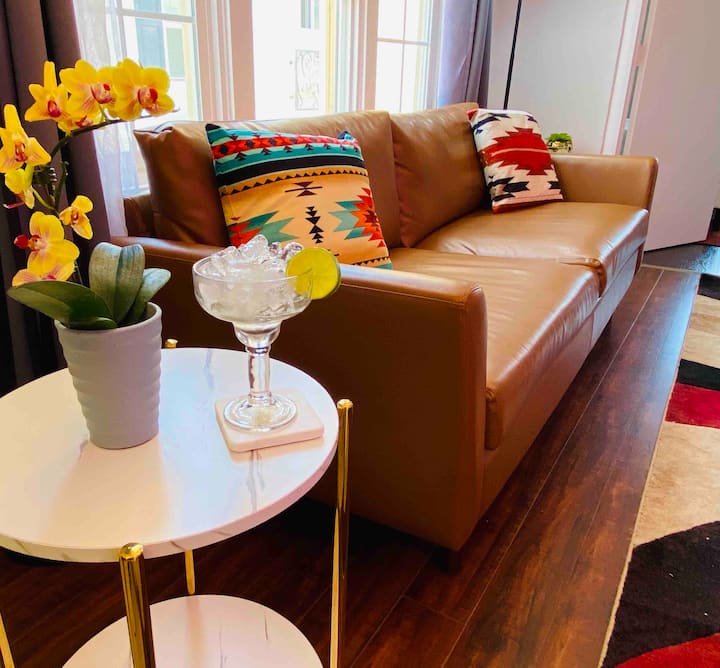 La King's Suite- Walk To 35 Restaurants/bars! - Rosemead, CA