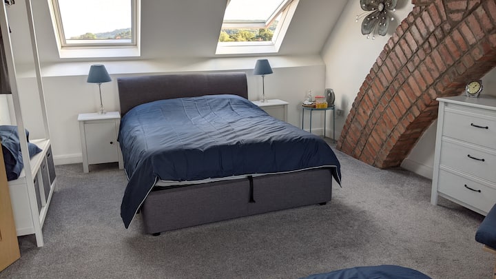 Spacious Top Floor Bedroom And Bathroom - Cardiff